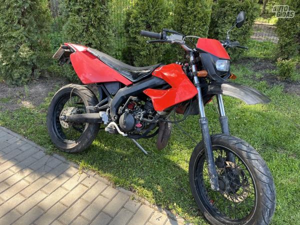 Red Derbi Senda 2005 in Vilnius, with an engine capacity of 0.05 L and mileage of 2 thousand km for 1250 €, photo 1 on AUTOMOTO.COM.LV