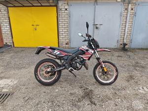 Красный Derbi Senda 2007 в Укмерге, объемом двигателя 0.05 л и пробегом 18 тыс. км за 1300 €, фото 5 на AUTOMOTO.COM.LV