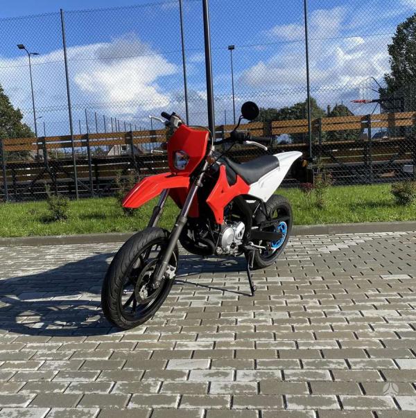 Красный Derbi Senda 2023 в Таураге, объемом двигателя 49.00 л и пробегом 20 тыс. км за 1670 €, фото 1 на AUTOMOTO.COM.LV
