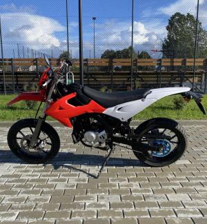 Red Derbi Senda 2023 in Taurage, with an engine capacity of 49.00 L and mileage of 20 thousand km for 1670 €, photo 3 on AUTOMOTO.COM.LV