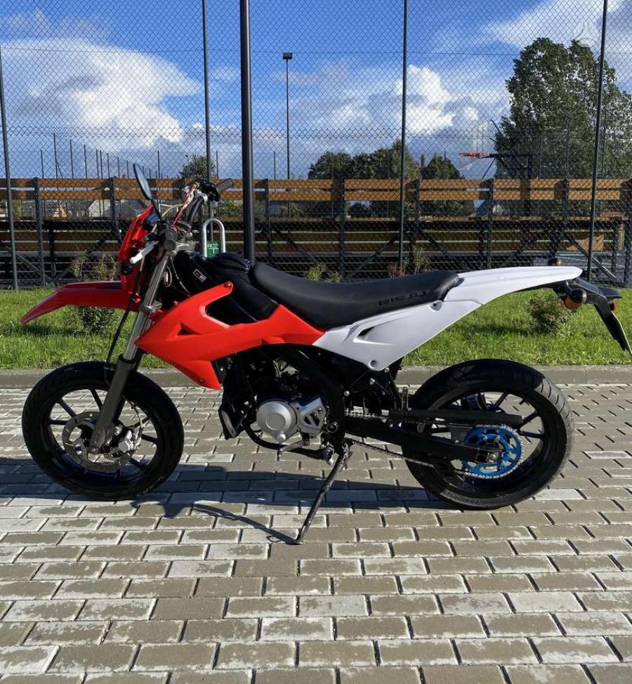 Red Derbi Senda 2023 in Taurage, with an engine capacity of 49.00 L and mileage of 20 thousand km for 1670 €, photo 3 on AUTOMOTO.COM.LV