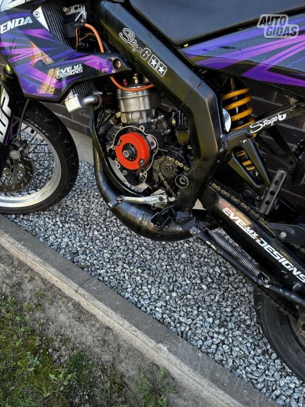 Violets Derbi Senda 2007 Akmenė, ar dzinēja tilpumu 0.05 L un nobraukumu 21 tūkst. km par 2500 €, foto 3 vietnē AUTOMOTO.COM.LV