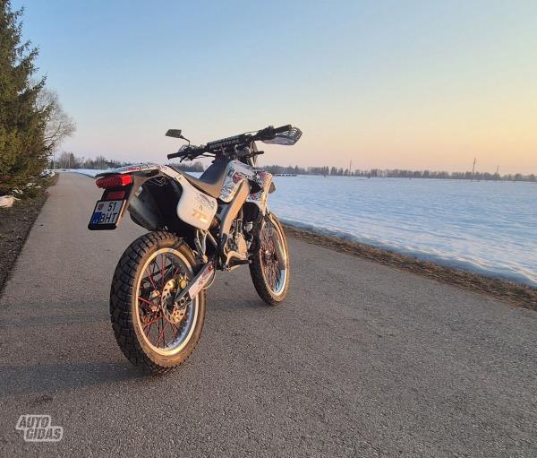 Balts Derbi Senda 2005 Raseiniai, ar dzinēja tilpumu 0.05 L un nobraukumu 15 tūkst. km par 1800 €, foto 2 vietnē AUTOMOTO.COM.LV