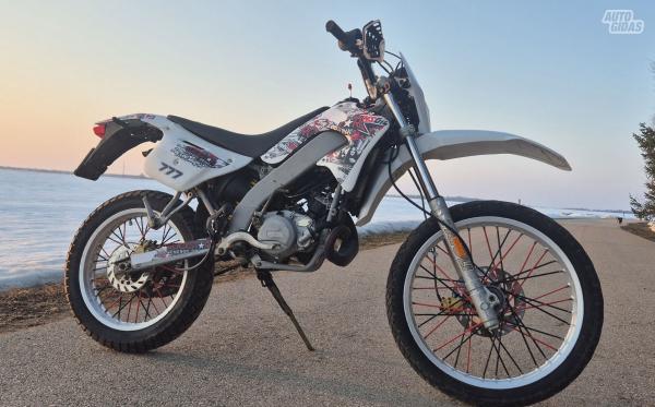 Balts Derbi Senda 2005 Raseiniai, ar dzinēja tilpumu 0.05 L un nobraukumu 15 tūkst. km par 1800 €, foto 4 vietnē AUTOMOTO.COM.LV