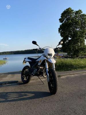 Balts Derbi Senda 2010 Plungė, ar dzinēja tilpumu 49.00 L un nobraukumu 14 tūkst. km par 1200 €, foto  vietnē AUTOMOTO.COM.LV