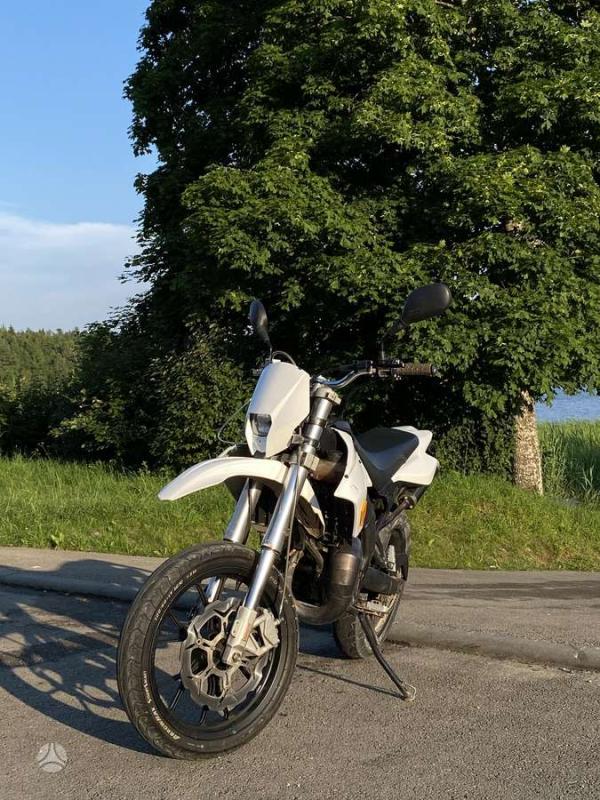 Balts Derbi Senda 2010 Plungė, ar dzinēja tilpumu 49.00 L un nobraukumu 14 tūkst. km par 1200 €, foto 2 vietnē AUTOMOTO.COM.LV