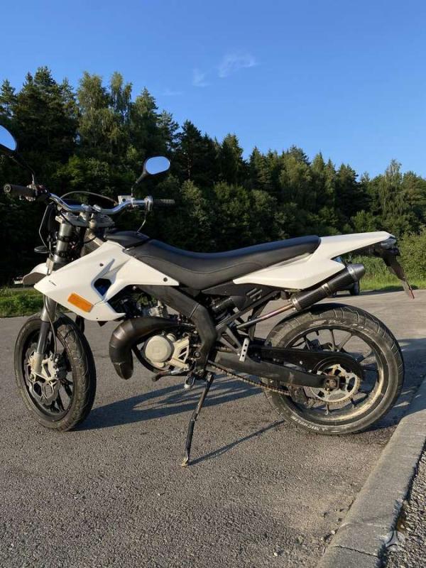 Balts Derbi Senda 2010 Plungė, ar dzinēja tilpumu 49.00 L un nobraukumu 14 tūkst. km par 1200 €, foto 3 vietnē AUTOMOTO.COM.LV