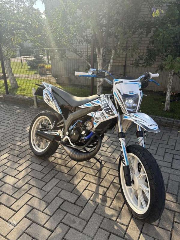 White Derbi Senda 2014 in Raseiniai, with an engine capacity of 50.00 L and mileage of 0 thousand km for 2250 €, photo 1 on AUTOMOTO.COM.LV