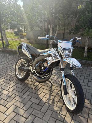 White Derbi Senda 2014 in Raseiniai, with an engine capacity of 50.00 L and mileage of 0 thousand km for 2250 €, photo 1 on AUTOMOTO.COM.LV