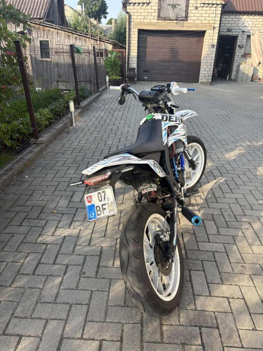 White Derbi Senda 2014 in Raseiniai, with an engine capacity of 50.00 L and mileage of 0 thousand km for 2250 €, photo 3 on AUTOMOTO.COM.LV