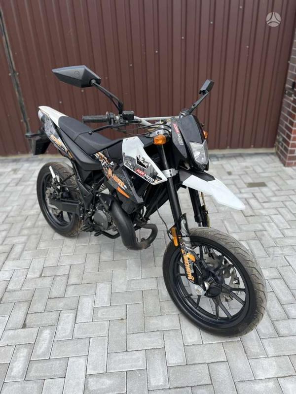 White Derbi Senda 2015 in Kaunas, with an engine capacity of 49.00 L and mileage of 2 thousand km for 1750 €, photo 1 on AUTOMOTO.COM.LV