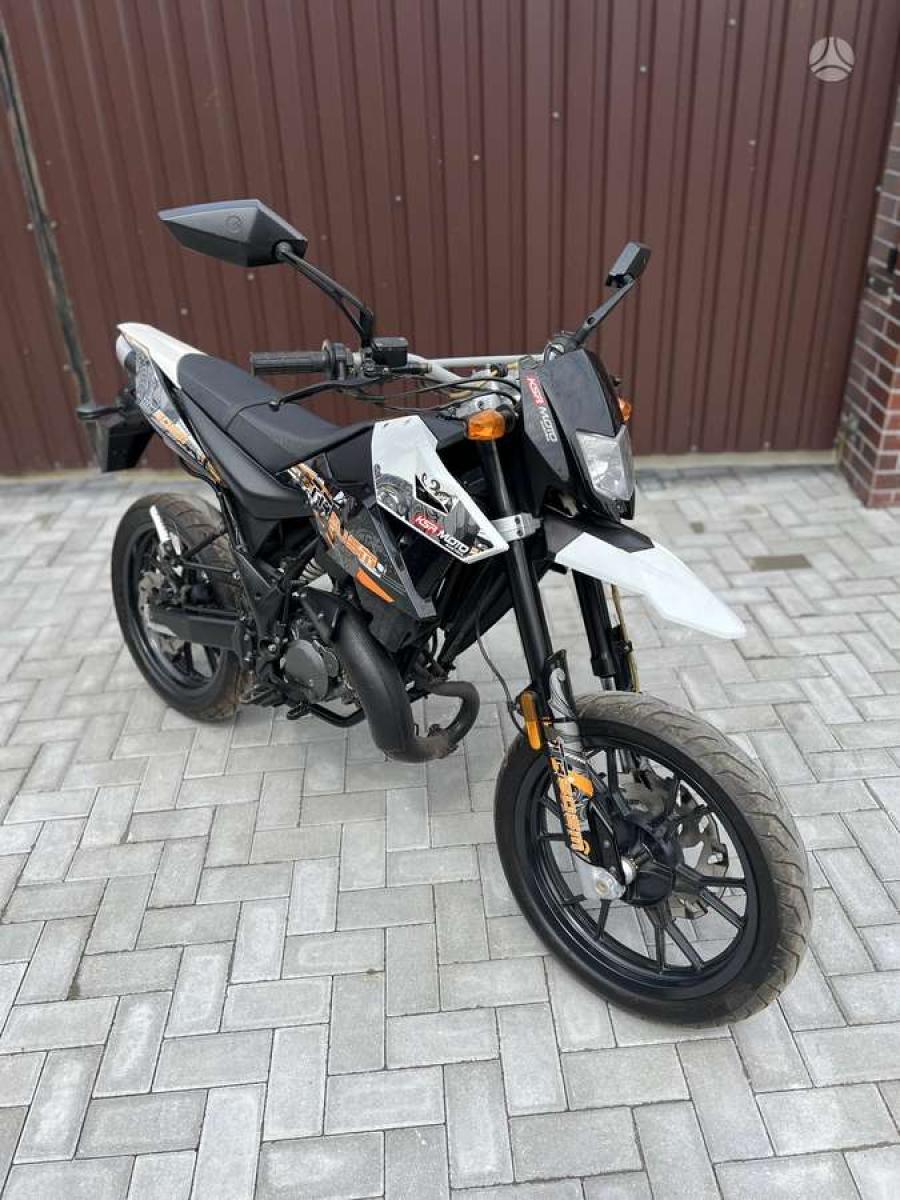 White Derbi Senda 2015 in Kaunas, with an engine capacity of 49.00 L and mileage of 2 thousand km for 1750 €, photo 1 on AUTOMOTO.COM.LV