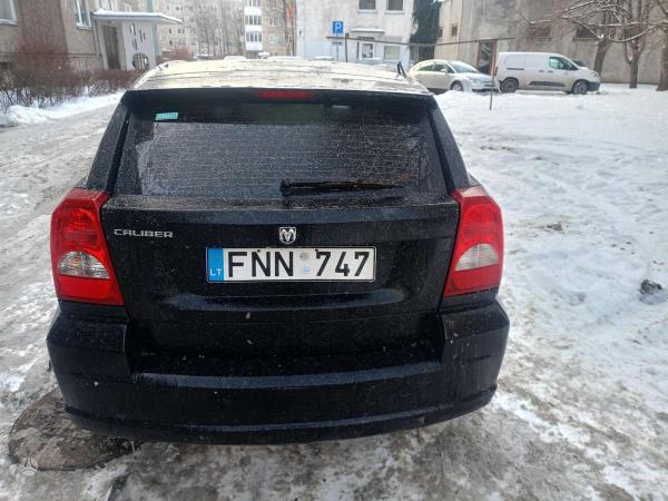 Black Dodge Caliber 2011 in Kaunas, with an engine capacity of 2.00 L and mileage of 317 thousand km for 1899 €, photo 4 on AUTOMOTO.COM.LV