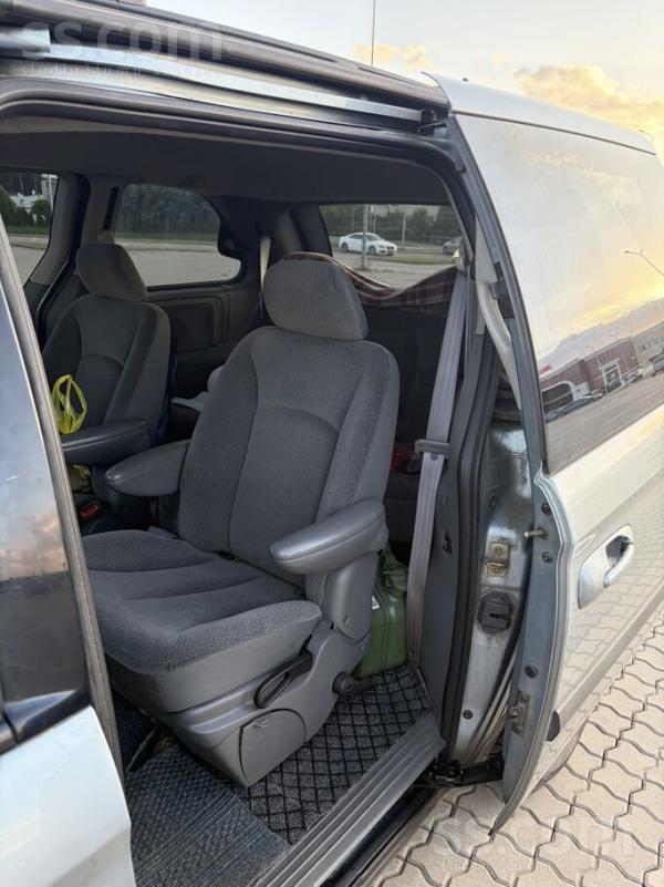 Grey Dodge Caravan 2005 in Riga, with an engine capacity of 3.30 L and mileage of 150 thousand km for 1350 €, photo 7 on AUTOMOTO.COM.LV