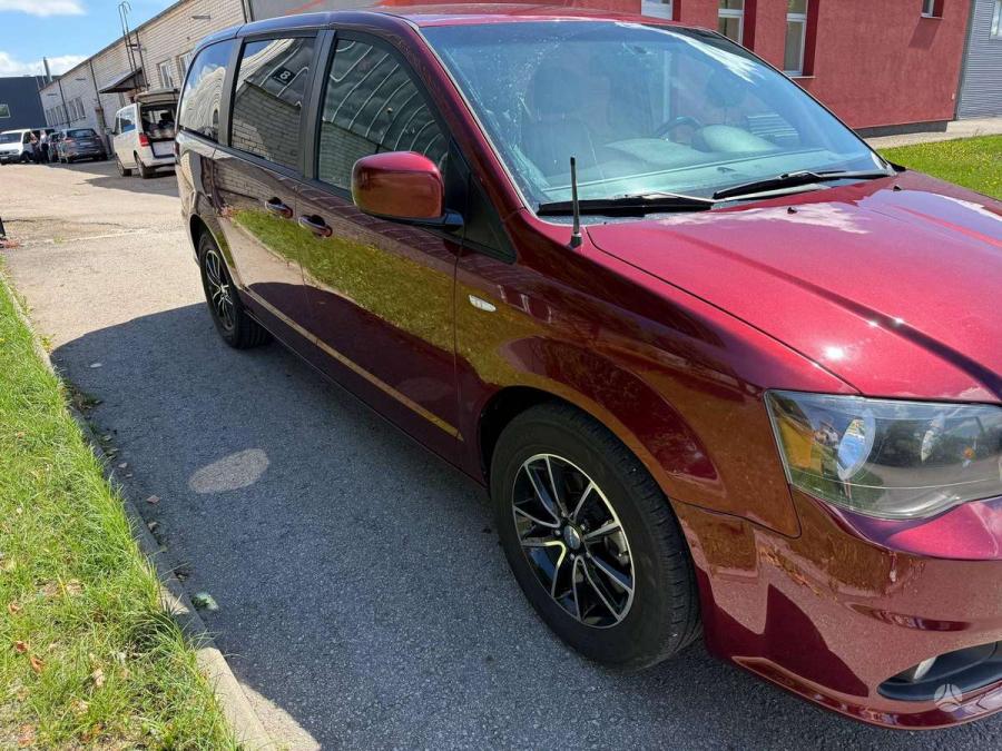 Sarkans Dodge Caravan 2018 Šauļi, ar dzinēja tilpumu 3.60 L un nobraukumu 182 tūkst. km par 9550 €, foto 3 vietnē AUTOMOTO.COM.LV