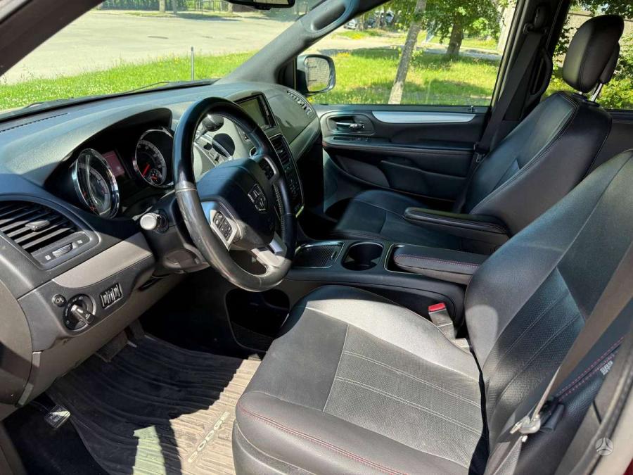 Sarkans Dodge Caravan 2018 Šauļi, ar dzinēja tilpumu 3.60 L un nobraukumu 182 tūkst. km par 9550 €, foto 6 vietnē AUTOMOTO.COM.LV