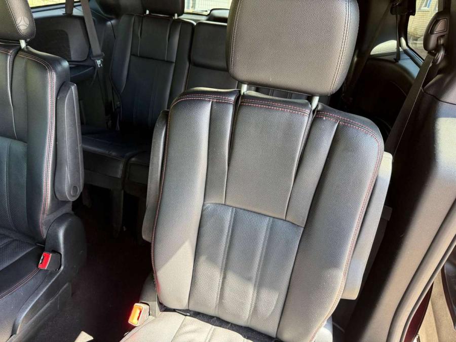 Sarkans Dodge Caravan 2018 Šauļi, ar dzinēja tilpumu 3.60 L un nobraukumu 182 tūkst. km par 9550 €, foto 8 vietnē AUTOMOTO.COM.LV