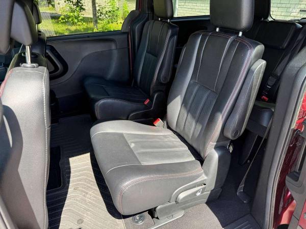 Sarkans Dodge Caravan 2018 Šauļi, ar dzinēja tilpumu 3.60 L un nobraukumu 182 tūkst. km par 9550 €, foto 8 vietnē AUTOMOTO.COM.LV