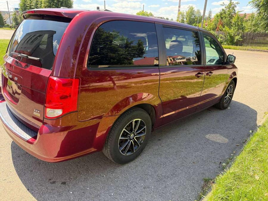 Sarkans Dodge Caravan 2018 Šauļi, ar dzinēja tilpumu 3.60 L un nobraukumu 182 tūkst. km par 9550 €, foto 13 vietnē AUTOMOTO.COM.LV