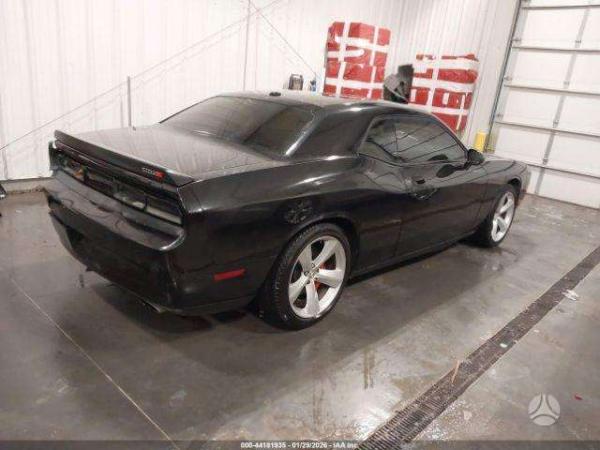 Black Dodge Challenger 2009 in Klaipeda, with an engine capacity of 6.06 L and mileage of 91 thousand km for 8000 €, photo 4 on AUTOMOTO.COM.LV