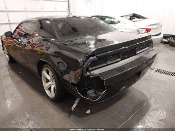 Black Dodge Challenger 2009 in Klaipeda, with an engine capacity of 6.06 L and mileage of 91 thousand km for 8000 €, photo 6 on AUTOMOTO.COM.LV