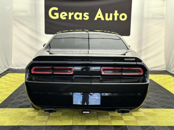 Black Dodge Challenger 2010 in Vilnius, with an engine capacity of 6.10 L and mileage of 235 thousand km for 16990 €, photo 5 on AUTOMOTO.COM.LV