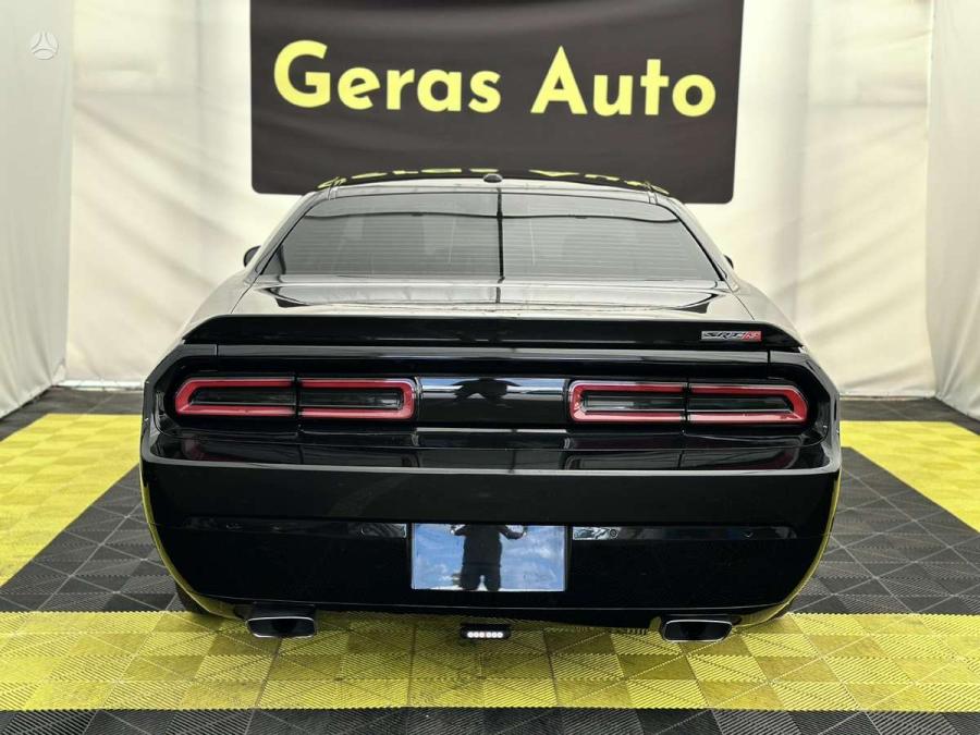 Melns Dodge Challenger 2010 Viļņa, ar dzinēja tilpumu 6.10 L un nobraukumu 235 tūkst. km par 16990 €, foto 5 vietnē AUTOMOTO.COM.LV