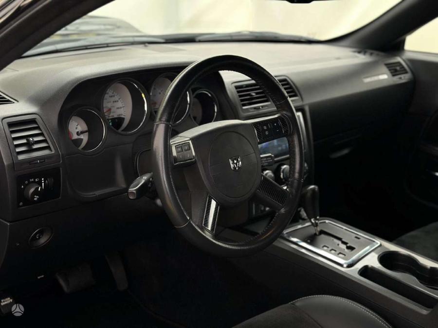 Melns Dodge Challenger 2010 Viļņa, ar dzinēja tilpumu 6.10 L un nobraukumu 235 tūkst. km par 16990 €, foto 9 vietnē AUTOMOTO.COM.LV