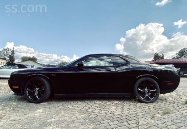 Black Dodge Challenger 2010 in Talsi, with an engine capacity of 3.50 L and mileage of 178 thousand km for 13500 €, photo 2 on AUTOMOTO.COM.LV
