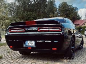 Black Dodge Challenger 2010 in Talsi, with an engine capacity of 3.50 L and mileage of 178 thousand km for 13500 €, photo 4 on AUTOMOTO.COM.LV