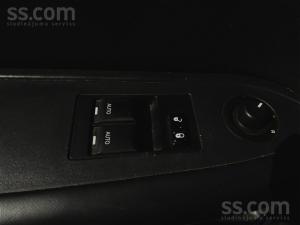 Black Dodge Challenger 2010 in Talsi, with an engine capacity of 3.50 L and mileage of 178 thousand km for 13500 €, photo 9 on AUTOMOTO.COM.LV