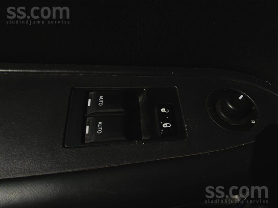 Black Dodge Challenger 2010 in Talsi, with an engine capacity of 3.50 L and mileage of 178 thousand km for 13500 €, photo 9 on AUTOMOTO.COM.LV