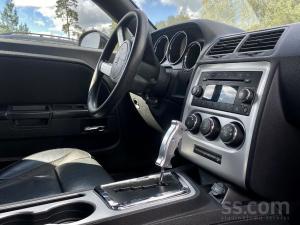 Black Dodge Challenger 2010 in Talsi, with an engine capacity of 3.50 L and mileage of 178 thousand km for 13500 €, photo 11 on AUTOMOTO.COM.LV