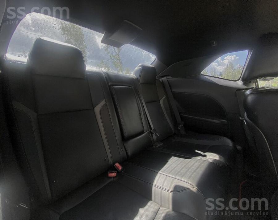 Black Dodge Challenger 2010 in Talsi, with an engine capacity of 3.50 L and mileage of 178 thousand km for 13500 €, photo 12 on AUTOMOTO.COM.LV