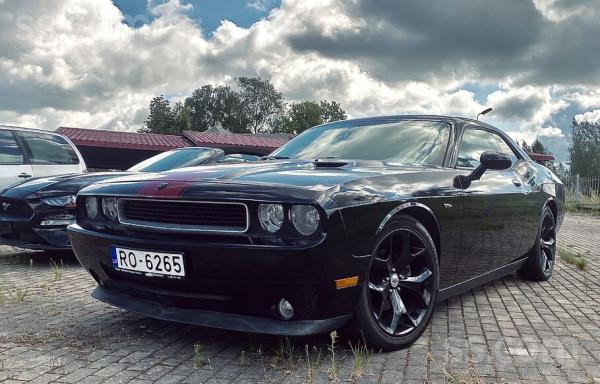 Black Dodge Challenger 2010 in Talsi, with an engine capacity of 3.50 L and mileage of 178 thousand km for 12800 €, photo 1 on AUTOMOTO.COM.LV