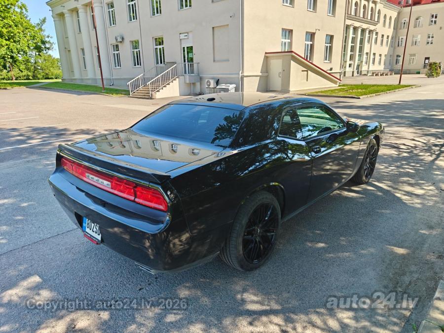 Black Dodge Challenger 2012 in Saku, with an engine capacity of 3.60 L and mileage of 169 thousand km for 13999 €, photo 5 on AUTOMOTO.COM.LV