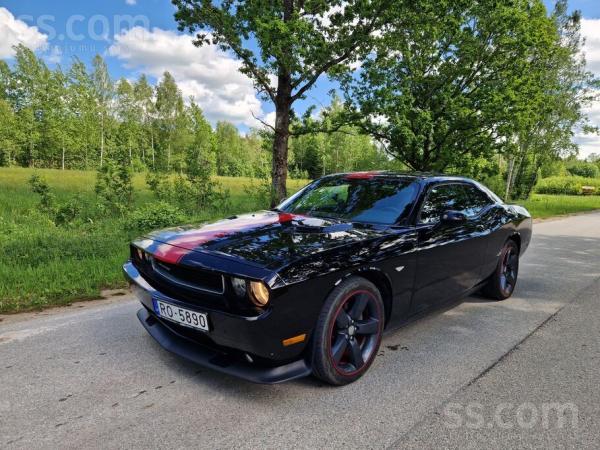 Black Dodge Challenger 2013 in Talsi, with an engine capacity of 3.60 L and mileage of 110 thousand km for 12500 €, photo 4 on AUTOMOTO.COM.LV