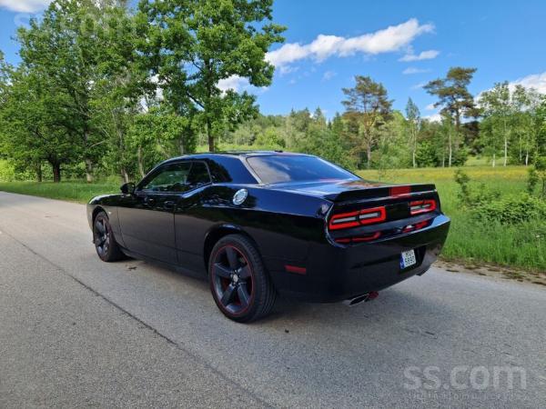 Black Dodge Challenger 2013 in Talsi, with an engine capacity of 3.60 L and mileage of 110 thousand km for 12500 €, photo 6 on AUTOMOTO.COM.LV