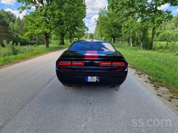 Black Dodge Challenger 2013 in Talsi, with an engine capacity of 3.60 L and mileage of 110 thousand km for 12500 €, photo 7 on AUTOMOTO.COM.LV