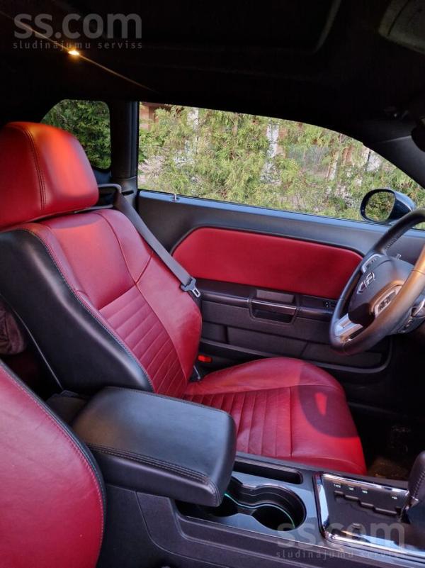 Black Dodge Challenger 2013 in Talsi, with an engine capacity of 3.60 L and mileage of 110 thousand km for 12500 €, photo 10 on AUTOMOTO.COM.LV