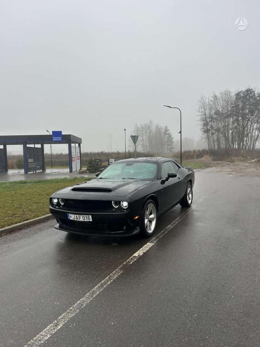 Melns Dodge Challenger 2015 Kauņa, ar dzinēja tilpumu 5.65 L un nobraukumu 96 tūkst. km par 18700 €, foto 1 vietnē AUTOMOTO.COM.LV
