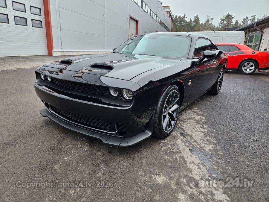 Black Dodge Challenger 2015 in Tallinn, with an engine capacity of 6.40 L and mileage of 150 thousand km for 25900 €, photo 1 on AUTOMOTO.COM.LV