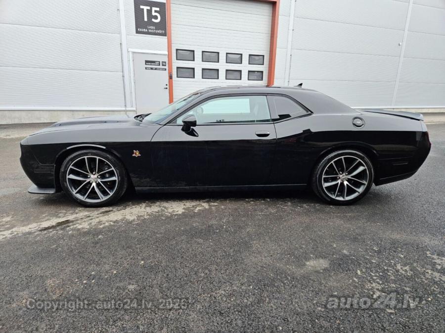 Black Dodge Challenger 2015 in Tallinn, with an engine capacity of 6.40 L and mileage of 150 thousand km for 25900 €, photo 2 on AUTOMOTO.COM.LV