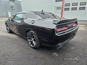 Black Dodge Challenger 2015 in Tallinn, with an engine capacity of 6.40 L and mileage of 150 thousand km for 25900 €, photo 3 on AUTOMOTO.COM.LV