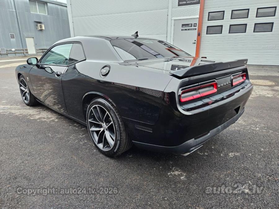 Black Dodge Challenger 2015 in Tallinn, with an engine capacity of 6.40 L and mileage of 150 thousand km for 25900 €, photo 3 on AUTOMOTO.COM.LV
