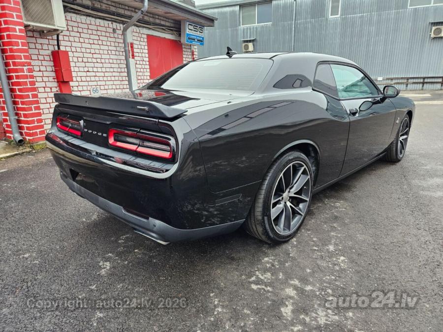 Black Dodge Challenger 2015 in Tallinn, with an engine capacity of 6.40 L and mileage of 150 thousand km for 25900 €, photo 4 on AUTOMOTO.COM.LV