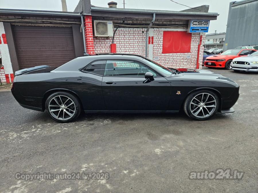 Black Dodge Challenger 2015 in Tallinn, with an engine capacity of 6.40 L and mileage of 150 thousand km for 25900 €, photo 5 on AUTOMOTO.COM.LV
