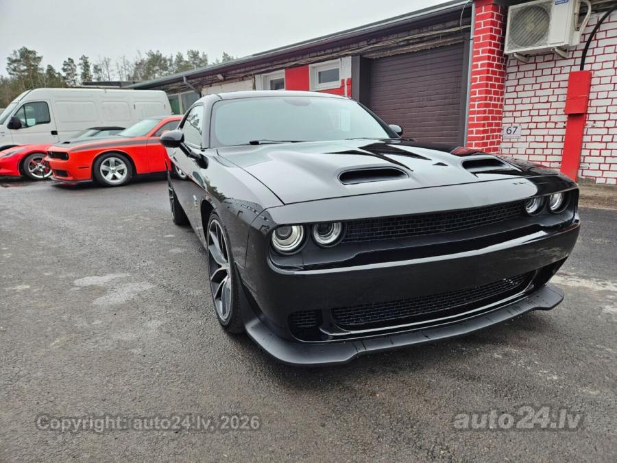 Black Dodge Challenger 2015 in Tallinn, with an engine capacity of 6.40 L and mileage of 150 thousand km for 25900 €, photo 6 on AUTOMOTO.COM.LV