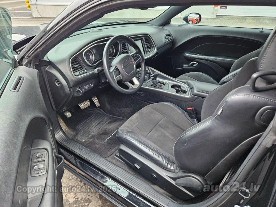 Black Dodge Challenger 2015 in Tallinn, with an engine capacity of 6.40 L and mileage of 150 thousand km for 25900 €, photo 8 on AUTOMOTO.COM.LV
