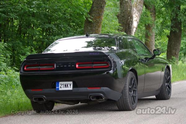 Black Dodge Challenger 2015 in Tartu, with an engine capacity of 6.40 L and mileage of 137 thousand km for 23900 €, photo 6 on AUTOMOTO.COM.LV